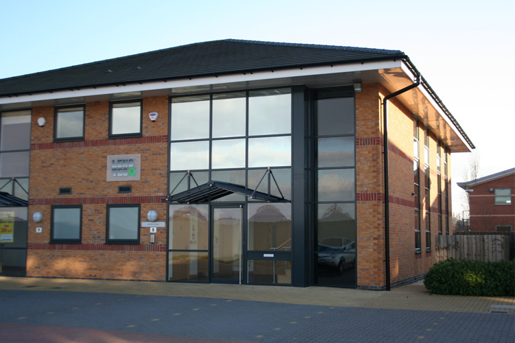 EssilorLuxottica, via libera all’acquisizione di Lenstec in Uk | b2eyes